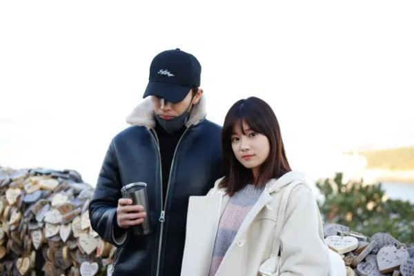 Hoàng Yến Chibi nựng má, sà vào lòng Sung Hoon trong bộ phim chiếu ở ...