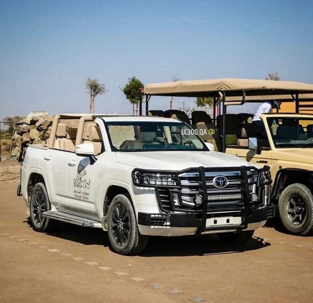 Toyota Land Cruiser Series 300 bị cắt mui không thương tiếc để làm xe ...