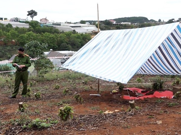 Xác nữ giới nhô lên mặt đất, hé lộ tội ác kinh hoàng