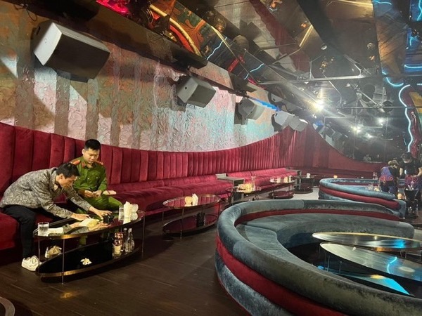 Cảnh sát đột kích bar Candyflip lúc nửa đêm, phát hiện hàng chục 'dân ...