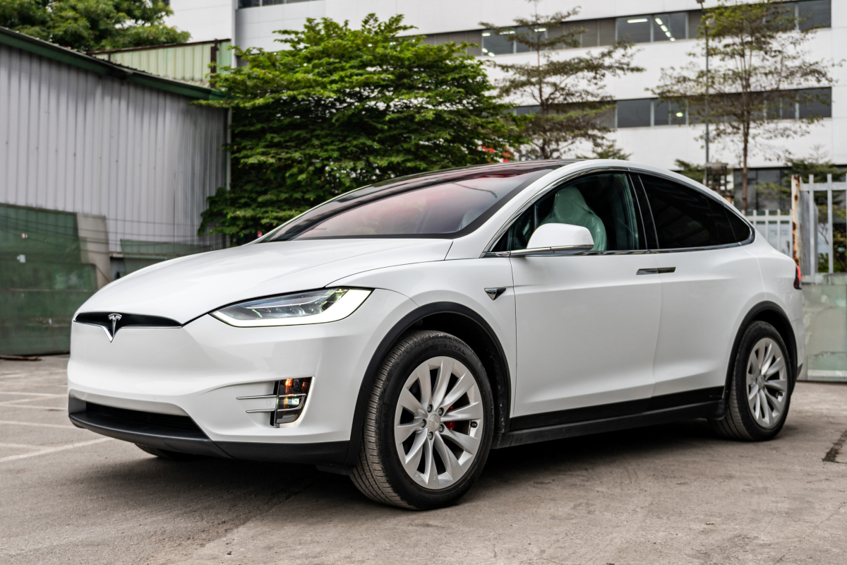 Chủ sở hữu Tesla bị mắc kẹt bên trong xe Model Y