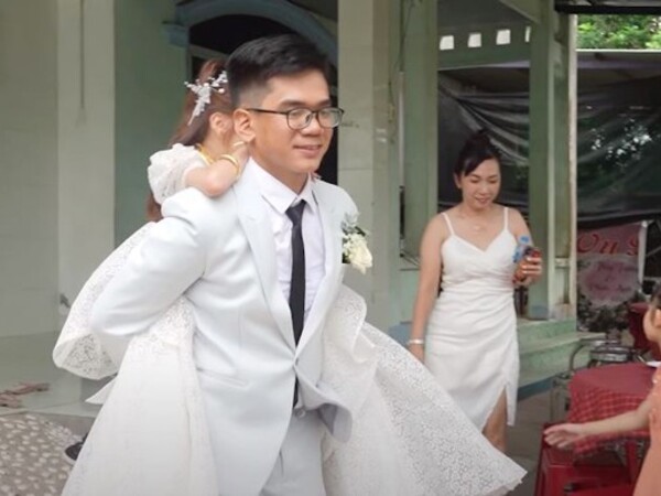 Đám cưới lạ nhất Đồng Nai: Chú rể cõng cô dâu 'tí hon' trên lưng, quan ...