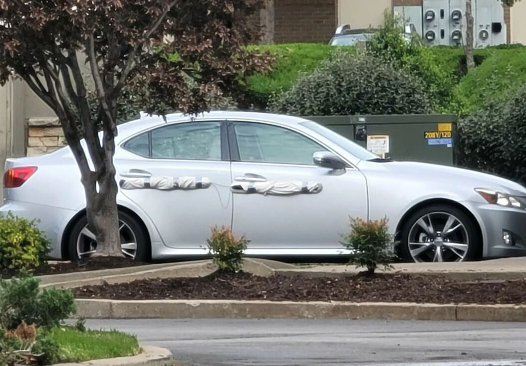 Xe Lexus chế khoá chống trộm khiến người dân phải sơ tán, trường học ...