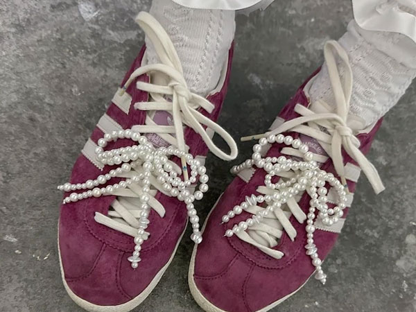 Hot trend đính ngọc trai lên giày đang gây bão điên đảo, giúp 'F5' giày cũ thành giày mới quá cool