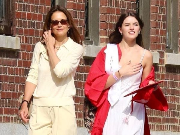 Suri Cruise đi học xa nhà, Katie Holmes tiết lộ phải 'chữa' cô đơn bằng ...
