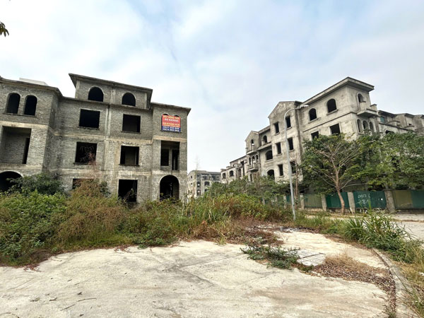 Hà Nội: Loạt biệt thự 'triệu đô' ở Hoài Đức bỏ hoang nhiều năm, gây ...