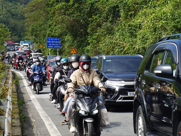 Người dân ùn ùn quay lại phố sau Tết, đỉnh đèo Hải Vân kẹt cứng xe