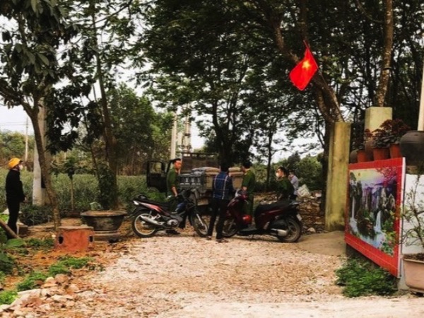 Xe chở vật liệu lùi cán tử vong một cháu nhỏ