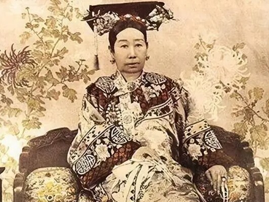 Tôn Điện Anh vừa lật chăn ngọc trai, mắt Từ Hi Thái hậu liền mở trừng ...