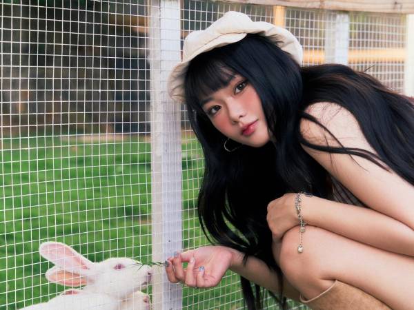 Cô gái tên Ánh Sáng AZA trong Em Xinh là ai mà dân mạng khẳng định 'xứng đáng nổi tiếng hơn nữa'?