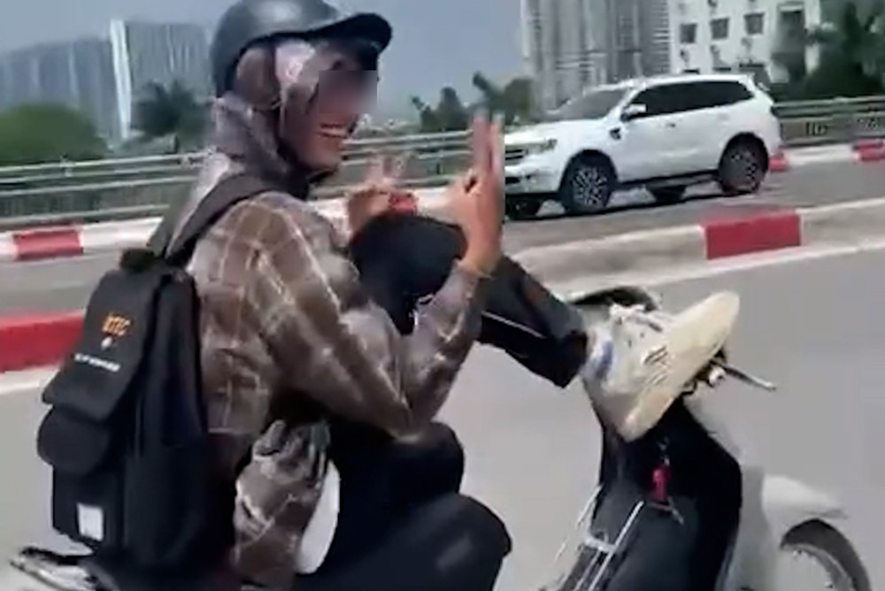 Clip nam thanh niên dùng chân lái xe, phóng vun vút trên đường Hà Nội