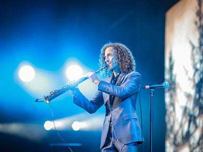 Kenny G thổi kèn hay, nói tiếng Việt giỏi