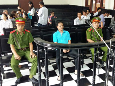 Chai Number 1 có ruồi giá... nửa tỉ đồng ra tòa