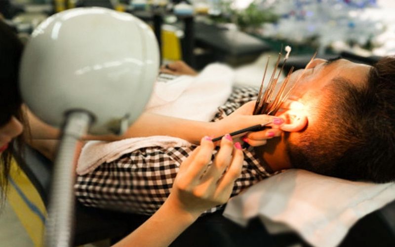 Lấy ráy tai thường xuyên có thể khiến bạn bị điếc vĩnh viễn