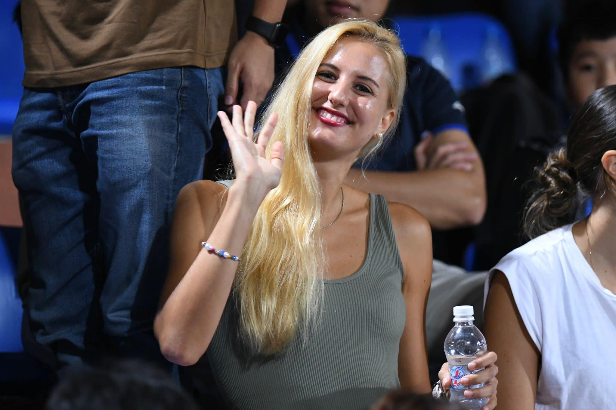 Cận cảnh nhan sắc gây thương nhớ của 'nữ tướng' Dortmund trên khán đài ...