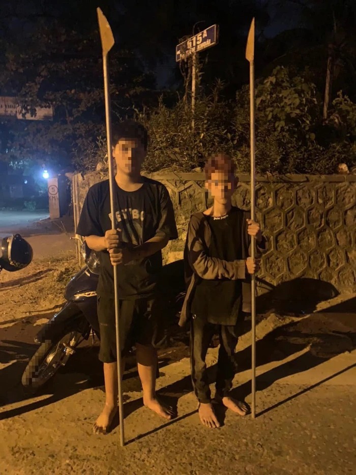 Ngăn chặn kịp thời một nhóm 'trẻ trâu' vác dao phóng lợn đi đánh nhau