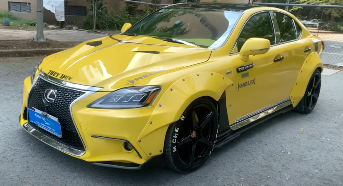 Ô tô Lexus đâm xe CSGT đã độ quá nhiều, khó vượt qua cửa đăng kiểm