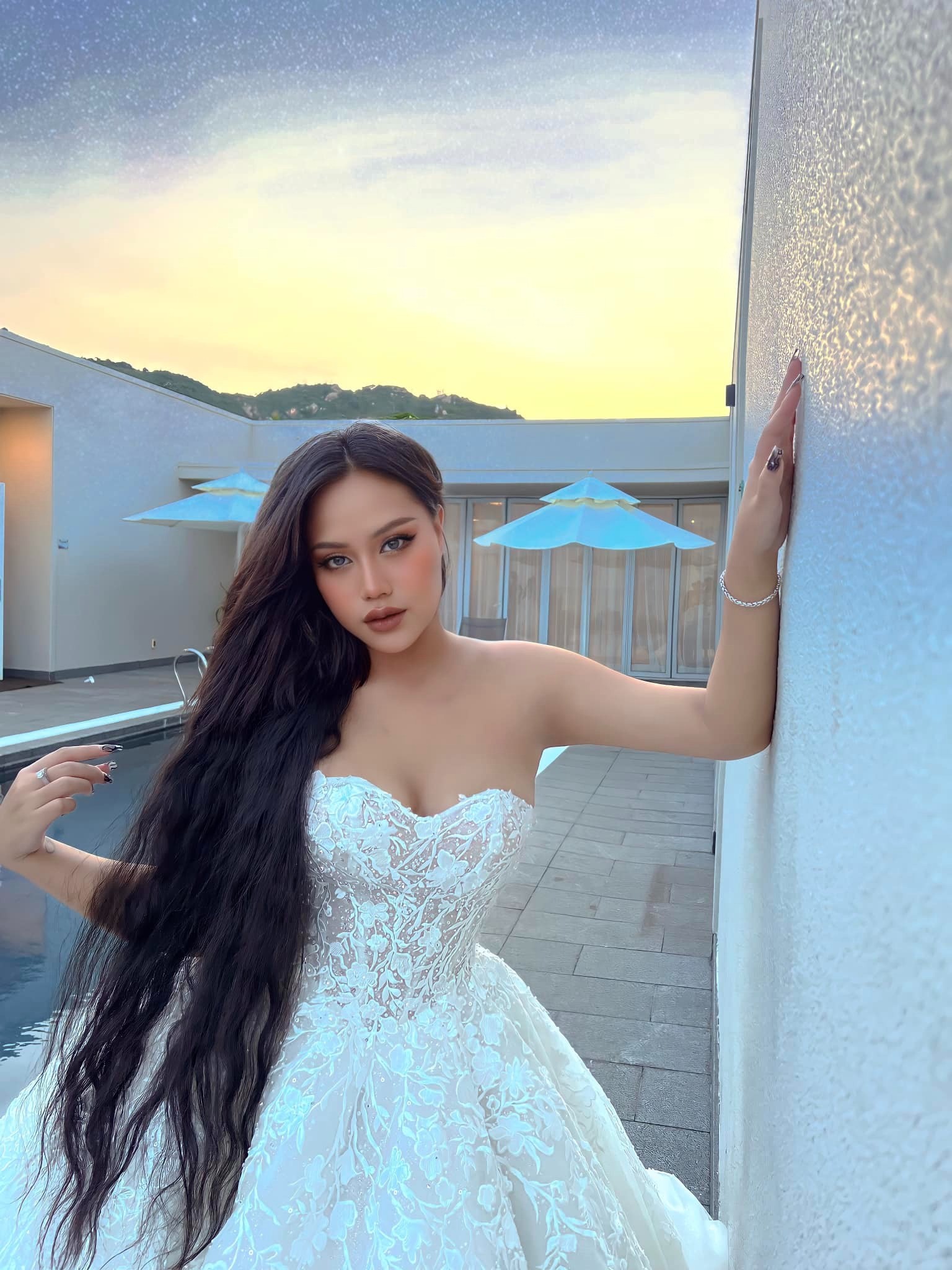 Chân dung nữ ca sĩ khóc, phải dừng diễn ở Hà Nội vì bị chê béo