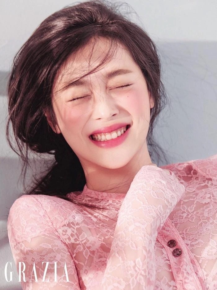 Sulli, Moonbin tự tử ở tuổi 25: Hào quang và những mũi dao vô hình!