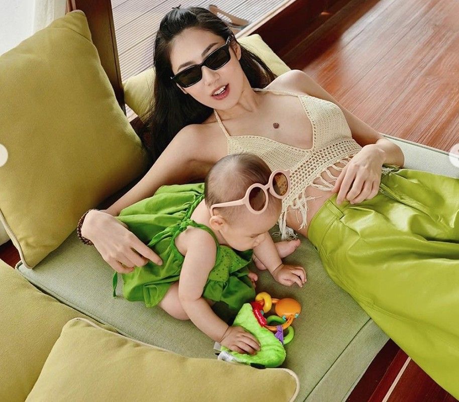 Lên chức mẹ nữ blogger đẹp như tranh, ăn diện cỡ nào cũng sang