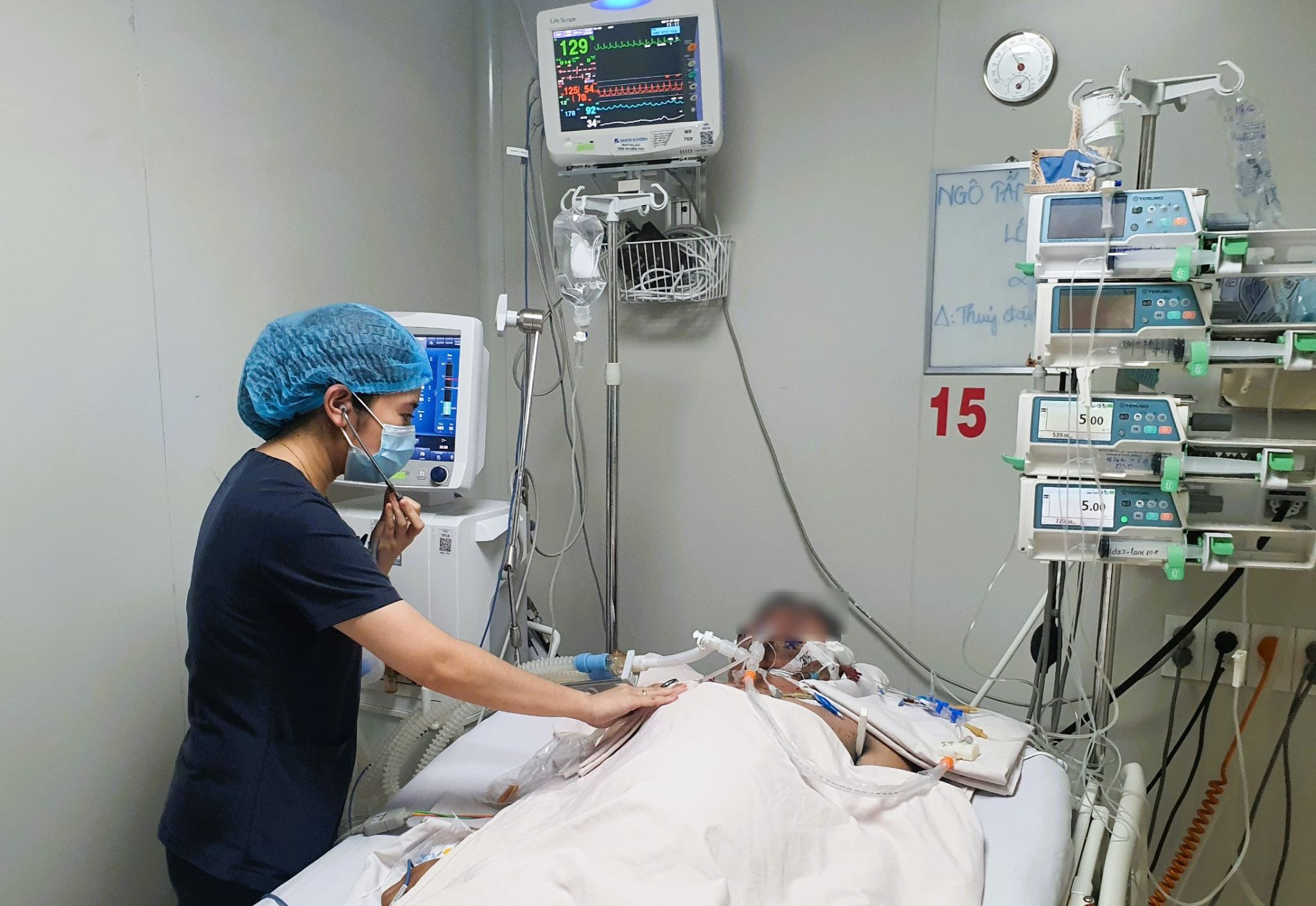 Mắc thủy đậu, bệnh nhân phải lọc máu, chạy ECMO, viện phí hết 400 triệu đồng vẫn 'ngàn cân treo ...