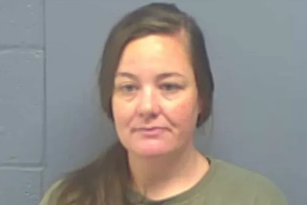 Có con với học sinh, nữ giáo viên bị bắt vì tội hiếp dâm