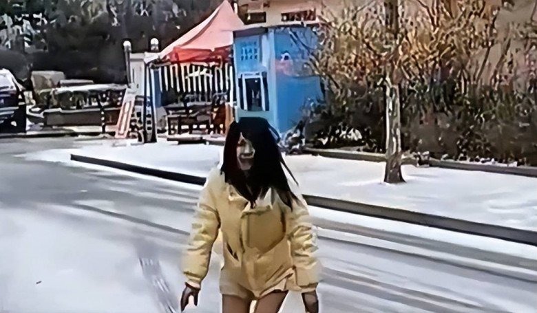 Vợ quỳ khóc giữa đường vì chồng không cho về chịu tang cha ở xa, chi ...